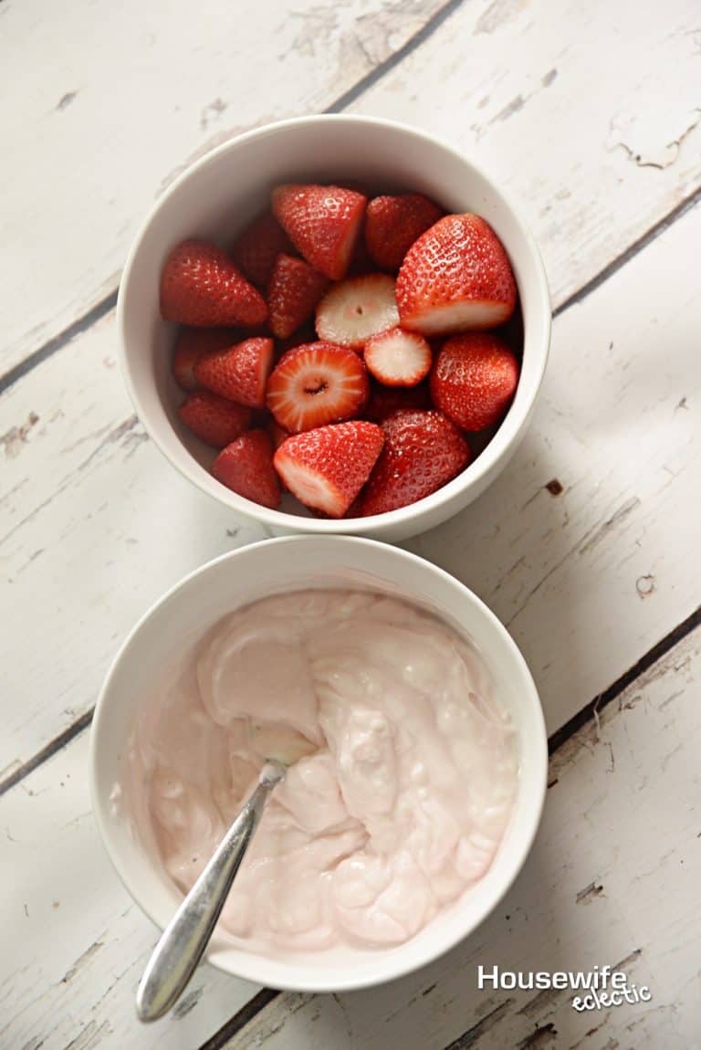 Strawberry Greek Yogurt Popsicles - Housewife Eclectic